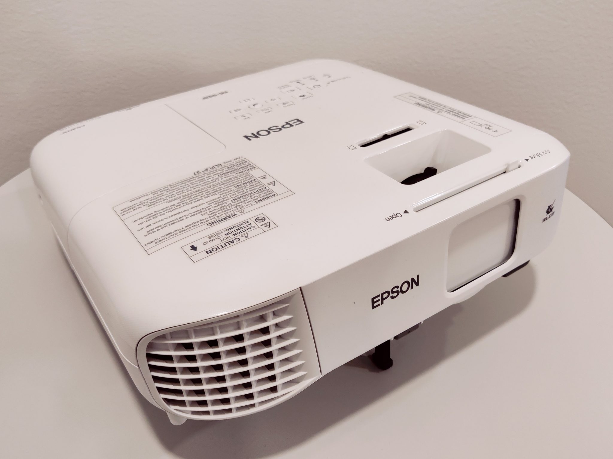 Testissä Epson EB-992F – suuri kuva pienessä paketissa | Teknavi.fi